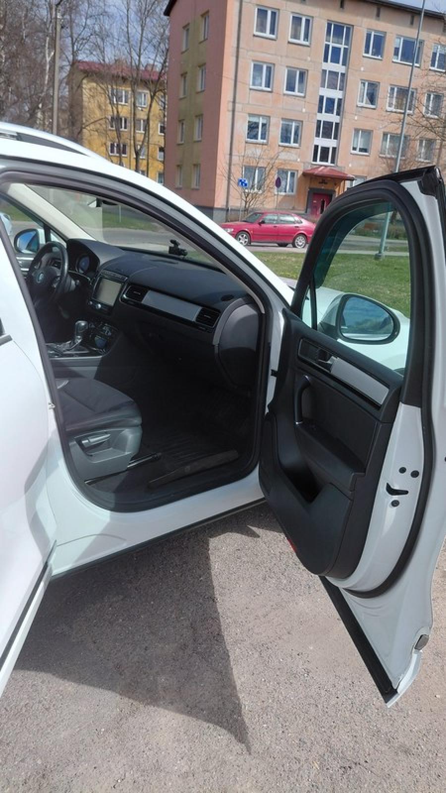 Balts Volkswagen Touareg 2018 Tallina, ar dzinēja tilpumu 3.00 L un nobraukumu 201 tūkst. km par 21900 €, foto 29 vietnē AUTOMOTO.COM.LV