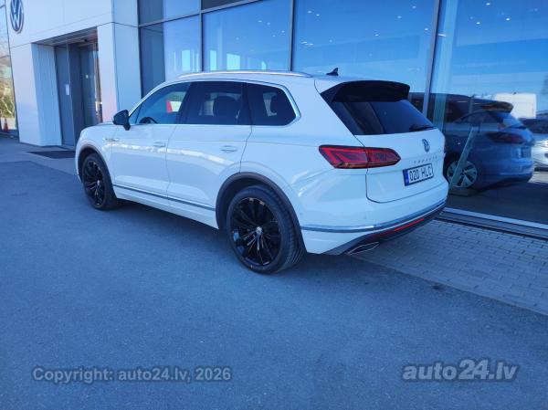 White Volkswagen Touareg 2020 in Tallinn, with an engine capacity of 3.00 L and mileage of 186 thousand km for 34900 €, photo 3 on AUTOMOTO.COM.LV