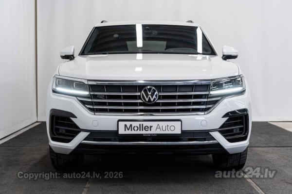 White Volkswagen Touareg 2022 in Tallinn, with an engine capacity of 3.00 L and mileage of 121 thousand km for 45900 €, photo 2 on AUTOMOTO.COM.LV