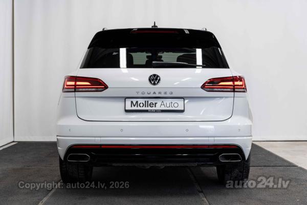White Volkswagen Touareg 2022 in Tallinn, with an engine capacity of 3.00 L and mileage of 121 thousand km for 45900 €, photo 5 on AUTOMOTO.COM.LV