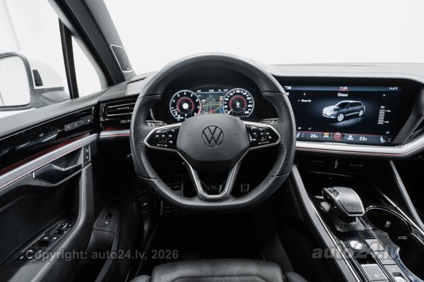White Volkswagen Touareg 2022 in Tallinn, with an engine capacity of 3.00 L and mileage of 121 thousand km for 45900 €, photo 9 on AUTOMOTO.COM.LV