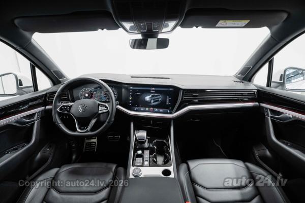 White Volkswagen Touareg 2022 in Tallinn, with an engine capacity of 3.00 L and mileage of 121 thousand km for 45900 €, photo 10 on AUTOMOTO.COM.LV