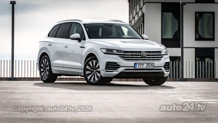 White Volkswagen Touareg 2022 in Tallinn, with an engine capacity of 3.00 L and mileage of 127 thousand km for 51900 €, photo 1 on AUTOMOTO.COM.LV