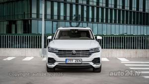 White Volkswagen Touareg 2022 in Tallinn, with an engine capacity of 3.00 L and mileage of 127 thousand km for 51900 €, photo 3 on AUTOMOTO.COM.LV