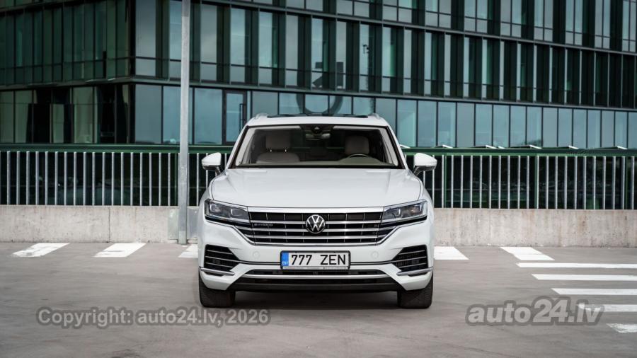 White Volkswagen Touareg 2022 in Tallinn, with an engine capacity of 3.00 L and mileage of 127 thousand km for 51900 €, photo 3 on AUTOMOTO.COM.LV