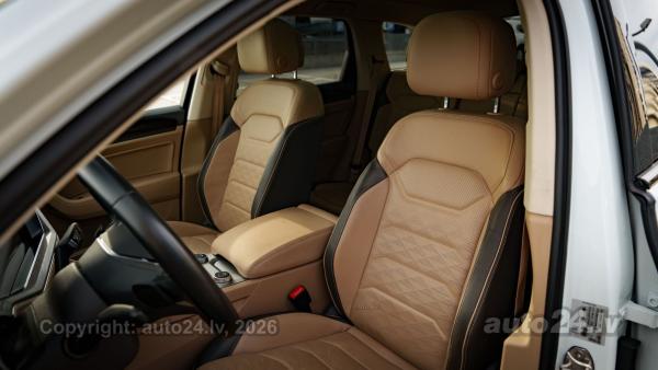 White Volkswagen Touareg 2022 in Tallinn, with an engine capacity of 3.00 L and mileage of 127 thousand km for 51900 €, photo 3 on AUTOMOTO.COM.LV