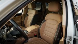 White Volkswagen Touareg 2022 in Tallinn, with an engine capacity of 3.00 L and mileage of 127 thousand km for 51900 €, photo 4 on AUTOMOTO.COM.LV