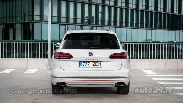 White Volkswagen Touareg 2022 in Tallinn, with an engine capacity of 3.00 L and mileage of 127 thousand km for 51900 €, photo 4 on AUTOMOTO.COM.LV