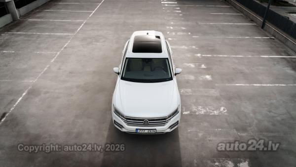 White Volkswagen Touareg 2022 in Tallinn, with an engine capacity of 3.00 L and mileage of 127 thousand km for 51900 €, photo 5 on AUTOMOTO.COM.LV