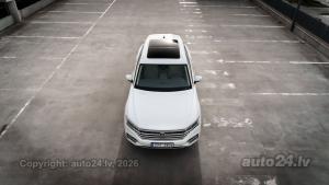 White Volkswagen Touareg 2022 in Tallinn, with an engine capacity of 3.00 L and mileage of 127 thousand km for 51900 €, photo 6 on AUTOMOTO.COM.LV