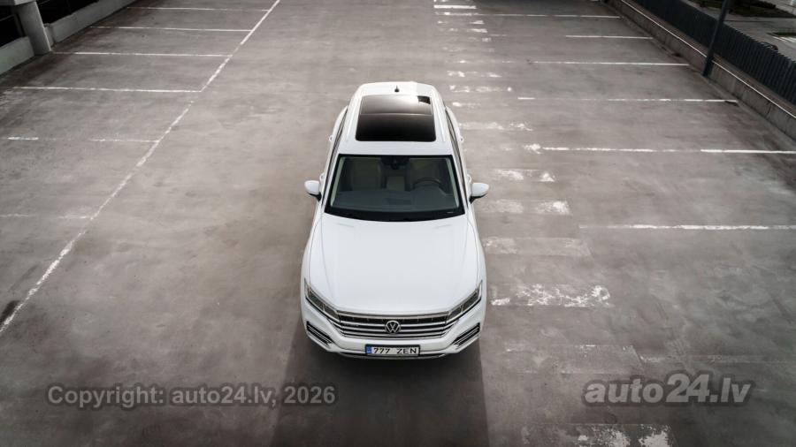 White Volkswagen Touareg 2022 in Tallinn, with an engine capacity of 3.00 L and mileage of 127 thousand km for 51900 €, photo 6 on AUTOMOTO.COM.LV