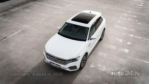 White Volkswagen Touareg 2022 in Tallinn, with an engine capacity of 3.00 L and mileage of 127 thousand km for 51900 €, photo 7 on AUTOMOTO.COM.LV