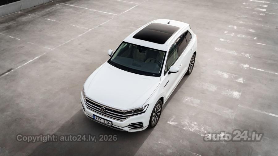 White Volkswagen Touareg 2022 in Tallinn, with an engine capacity of 3.00 L and mileage of 127 thousand km for 51900 €, photo 7 on AUTOMOTO.COM.LV