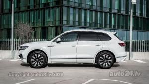 White Volkswagen Touareg 2022 in Tallinn, with an engine capacity of 3.00 L and mileage of 127 thousand km for 51900 €, photo 8 on AUTOMOTO.COM.LV