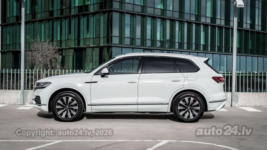 White Volkswagen Touareg 2022 in Tallinn, with an engine capacity of 3.00 L and mileage of 127 thousand km for 51900 €, photo 8 on AUTOMOTO.COM.LV