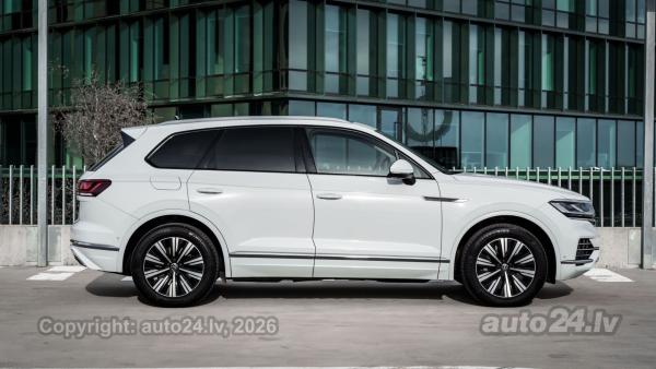 White Volkswagen Touareg 2022 in Tallinn, with an engine capacity of 3.00 L and mileage of 127 thousand km for 51900 €, photo 8 on AUTOMOTO.COM.LV