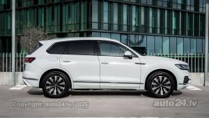 White Volkswagen Touareg 2022 in Tallinn, with an engine capacity of 3.00 L and mileage of 127 thousand km for 51900 €, photo 9 on AUTOMOTO.COM.LV