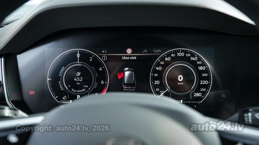 White Volkswagen Touareg 2022 in Tallinn, with an engine capacity of 3.00 L and mileage of 127 thousand km for 51900 €, photo 11 on AUTOMOTO.COM.LV