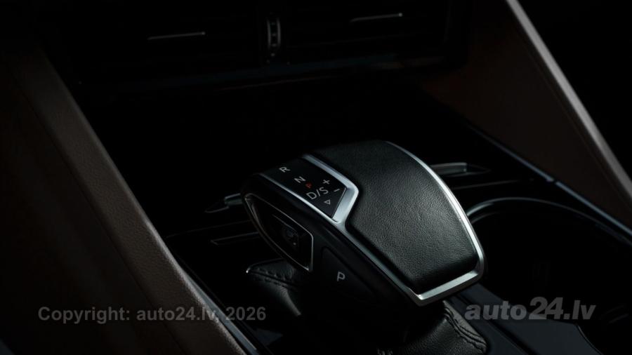 White Volkswagen Touareg 2022 in Tallinn, with an engine capacity of 3.00 L and mileage of 127 thousand km for 51900 €, photo 15 on AUTOMOTO.COM.LV