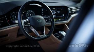 White Volkswagen Touareg 2022 in Tallinn, with an engine capacity of 3.00 L and mileage of 127 thousand km for 51900 €, photo 16 on AUTOMOTO.COM.LV