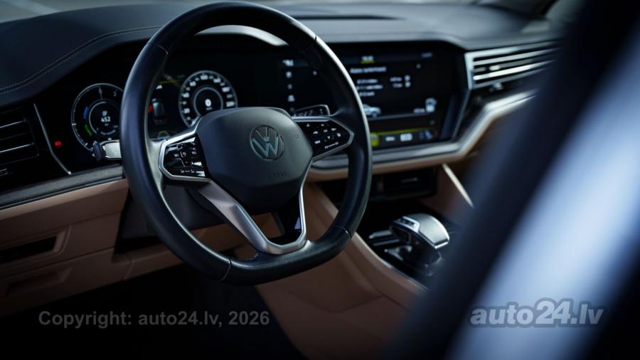 White Volkswagen Touareg 2022 in Tallinn, with an engine capacity of 3.00 L and mileage of 127 thousand km for 51900 €, photo 16 on AUTOMOTO.COM.LV
