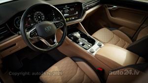 White Volkswagen Touareg 2022 in Tallinn, with an engine capacity of 3.00 L and mileage of 127 thousand km for 51900 €, photo 17 on AUTOMOTO.COM.LV