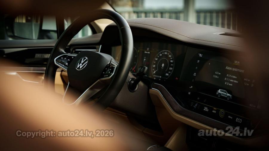 White Volkswagen Touareg 2022 in Tallinn, with an engine capacity of 3.00 L and mileage of 127 thousand km for 51900 €, photo 18 on AUTOMOTO.COM.LV