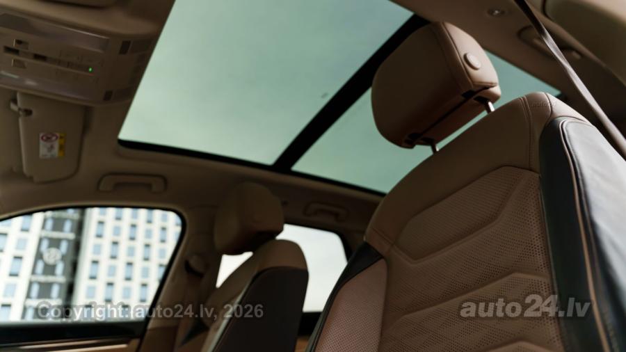 White Volkswagen Touareg 2022 in Tallinn, with an engine capacity of 3.00 L and mileage of 127 thousand km for 51900 €, photo 19 on AUTOMOTO.COM.LV