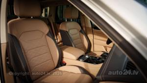 White Volkswagen Touareg 2022 in Tallinn, with an engine capacity of 3.00 L and mileage of 127 thousand km for 51900 €, photo 24 on AUTOMOTO.COM.LV