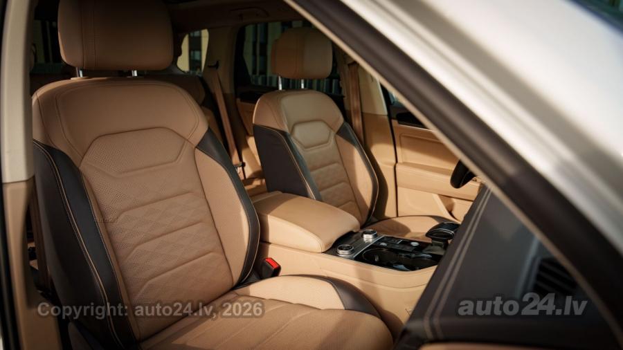 White Volkswagen Touareg 2022 in Tallinn, with an engine capacity of 3.00 L and mileage of 127 thousand km for 51900 €, photo 24 on AUTOMOTO.COM.LV