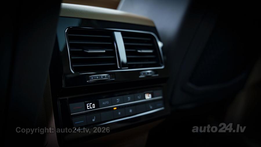White Volkswagen Touareg 2022 in Tallinn, with an engine capacity of 3.00 L and mileage of 127 thousand km for 51900 €, photo 28 on AUTOMOTO.COM.LV