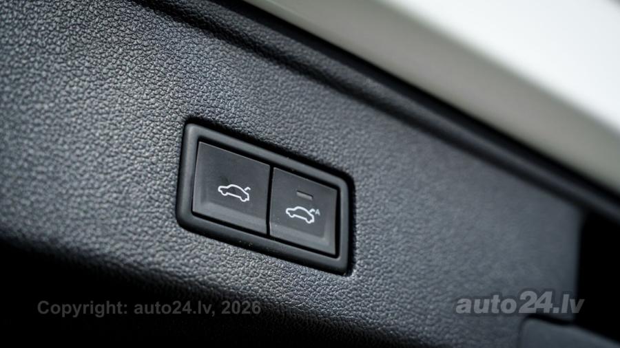 White Volkswagen Touareg 2022 in Tallinn, with an engine capacity of 3.00 L and mileage of 127 thousand km for 51900 €, photo 31 on AUTOMOTO.COM.LV