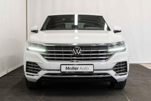 White Volkswagen Touareg 2023 in Tallinn, with an engine capacity of 3.00 L and mileage of 150 thousand km for 40900 €, photo 3 on AUTOMOTO.COM.LV