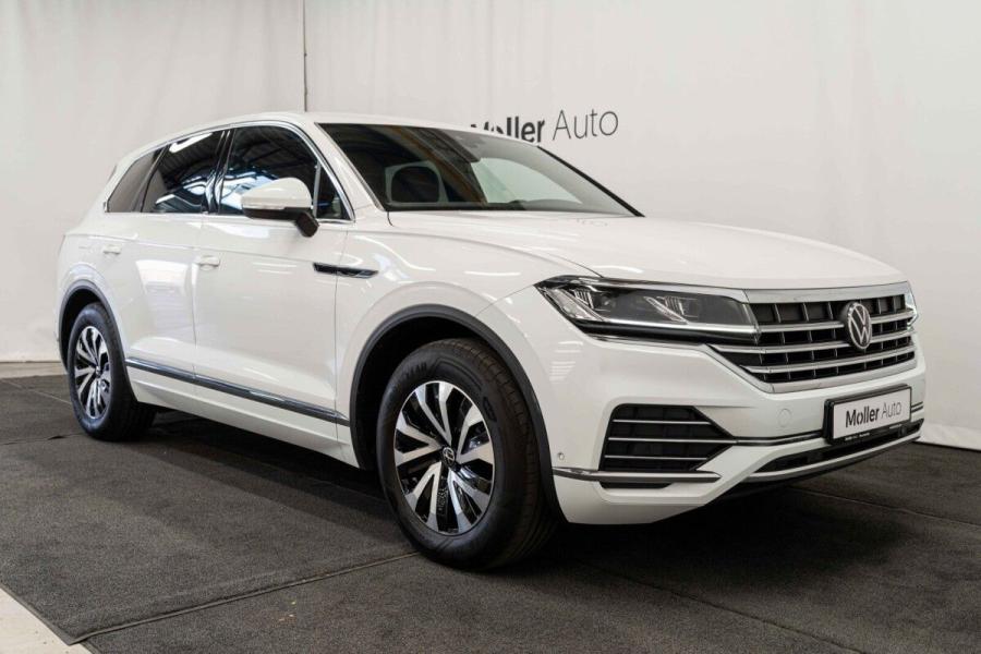 White Volkswagen Touareg 2023 in Tallinn, with an engine capacity of 3.00 L and mileage of 150 thousand km for 40900 €, photo 5 on AUTOMOTO.COM.LV