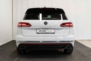 White Volkswagen Touareg 2023 in Tallinn, with an engine capacity of 3.00 L and mileage of 150 thousand km for 40900 €, photo 7 on AUTOMOTO.COM.LV