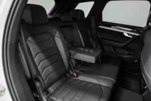 White Volkswagen Touareg 2023 in Tallinn, with an engine capacity of 3.00 L and mileage of 150 thousand km for 40900 €, photo 13 on AUTOMOTO.COM.LV