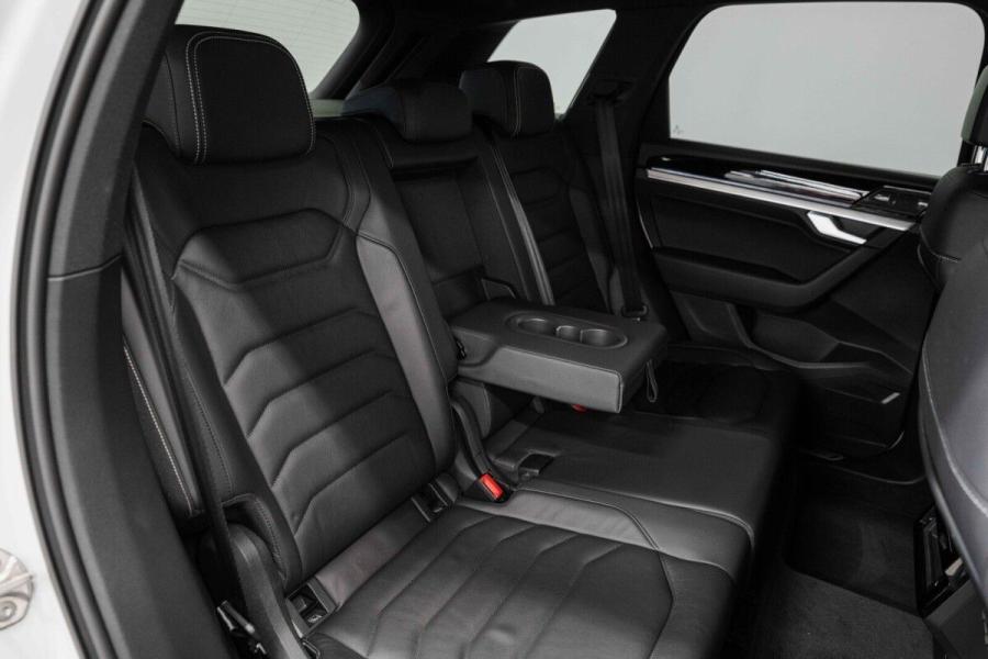 White Volkswagen Touareg 2023 in Tallinn, with an engine capacity of 3.00 L and mileage of 150 thousand km for 40900 €, photo 13 on AUTOMOTO.COM.LV