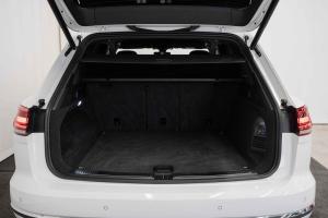 White Volkswagen Touareg 2023 in Tallinn, with an engine capacity of 3.00 L and mileage of 150 thousand km for 40900 €, photo 16 on AUTOMOTO.COM.LV