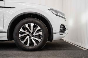 White Volkswagen Touareg 2023 in Tallinn, with an engine capacity of 3.00 L and mileage of 150 thousand km for 40900 €, photo 17 on AUTOMOTO.COM.LV