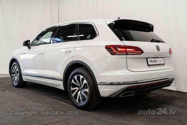 Balts Volkswagen Touareg 2023 Tallina, ar dzinēja tilpumu 3.00 L un nobraukumu 150 tūkst. km par 40900 €, foto 4 vietnē AUTOMOTO.COM.LV