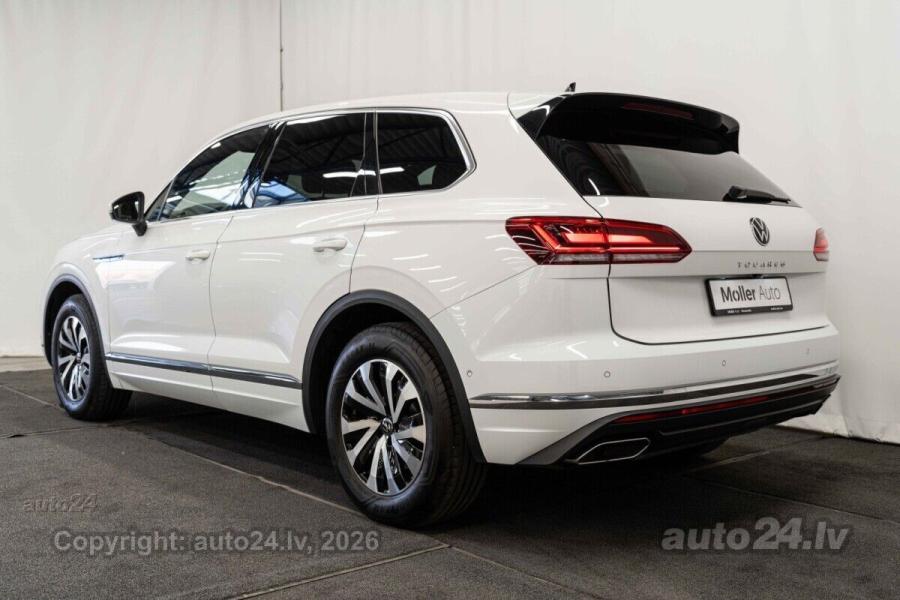 White Volkswagen Touareg 2023 in Tallinn, with an engine capacity of 3.00 L and mileage of 150 thousand km for 40900 €, photo 4 on AUTOMOTO.COM.LV