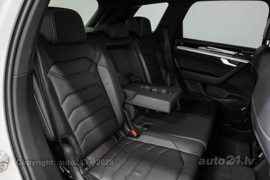 White Volkswagen Touareg 2023 in Tallinn, with an engine capacity of 3.00 L and mileage of 150 thousand km for 40900 €, photo 13 on AUTOMOTO.COM.LV