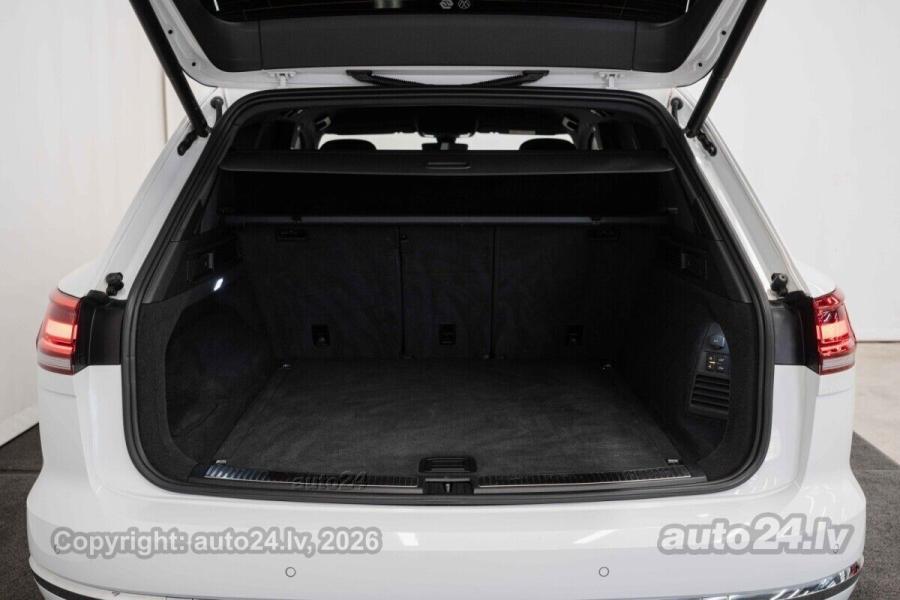 White Volkswagen Touareg 2023 in Tallinn, with an engine capacity of 3.00 L and mileage of 150 thousand km for 40900 €, photo 16 on AUTOMOTO.COM.LV