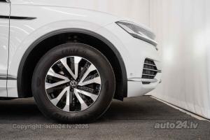 White Volkswagen Touareg 2023 in Tallinn, with an engine capacity of 3.00 L and mileage of 150 thousand km for 40900 €, photo 17 on AUTOMOTO.COM.LV