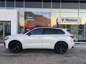 White Volkswagen Touareg 2026 in Viljandi, with an engine capacity of 3.00 L and mileage of 1 thousand km for 79890 €, photo 2 on AUTOMOTO.COM.LV