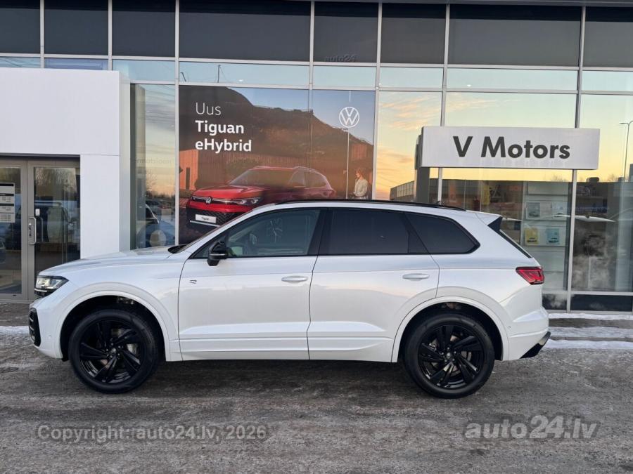 White Volkswagen Touareg 2026 in Viljandi, with an engine capacity of 3.00 L and mileage of 1 thousand km for 79890 €, photo 2 on AUTOMOTO.COM.LV