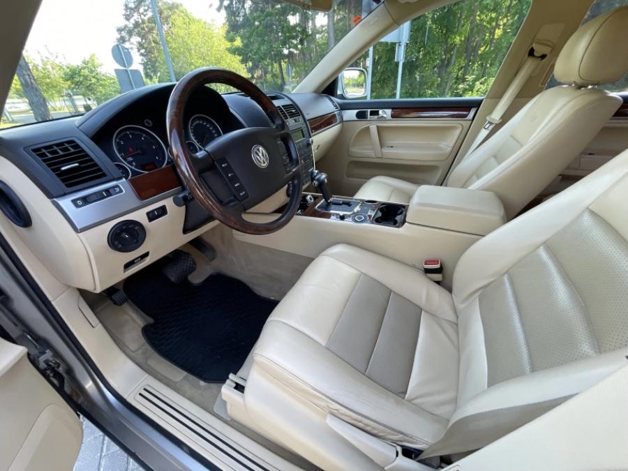 Dzeltens Volkswagen Touareg 2005 Rīga, ar dzinēja tilpumu 2.50 L un nobraukumu 260 tūkst. km par 2850 €, foto 7 vietnē AUTOMOTO.COM.LV