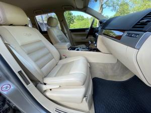 Dzeltens Volkswagen Touareg 2005 Rīga, ar dzinēja tilpumu 2.50 L un nobraukumu 260 tūkst. km par 2850 €, foto 21 vietnē AUTOMOTO.COM.LV