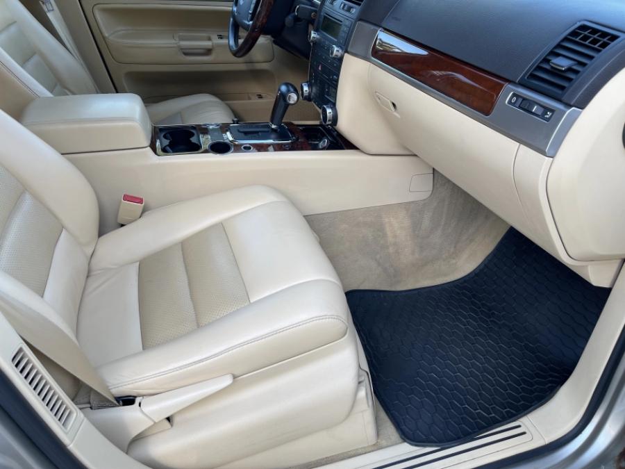 Dzeltens Volkswagen Touareg 2005 Rīga, ar dzinēja tilpumu 2.50 L un nobraukumu 260 tūkst. km par 2850 €, foto 22 vietnē AUTOMOTO.COM.LV