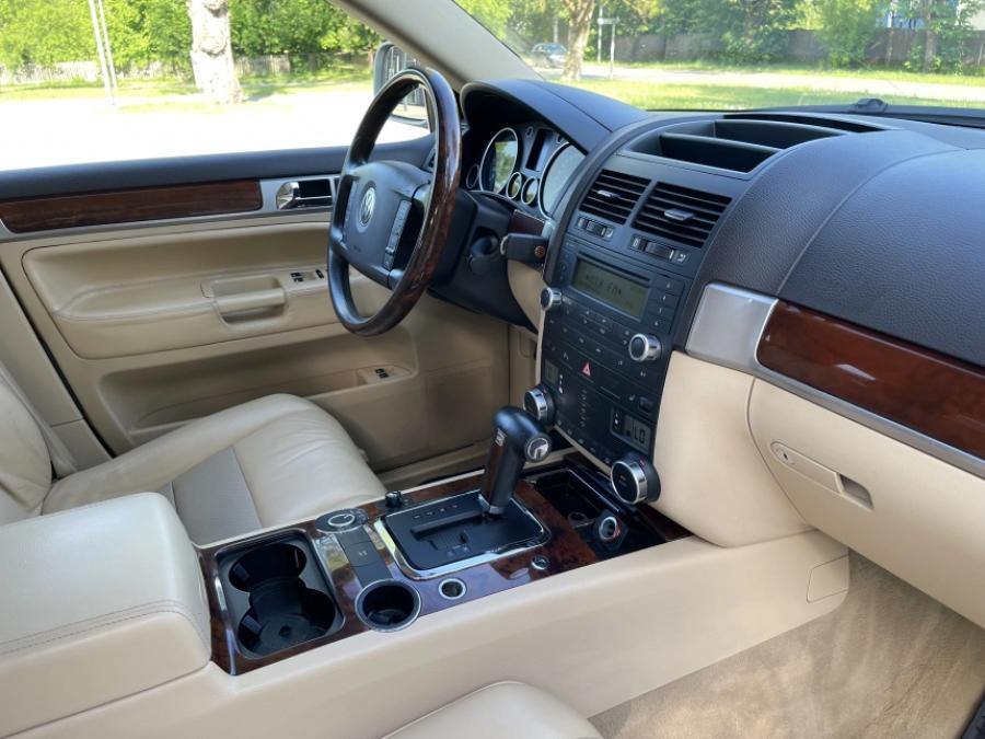 Dzeltens Volkswagen Touareg 2005 Rīga, ar dzinēja tilpumu 2.50 L un nobraukumu 260 tūkst. km par 2850 €, foto 23 vietnē AUTOMOTO.COM.LV